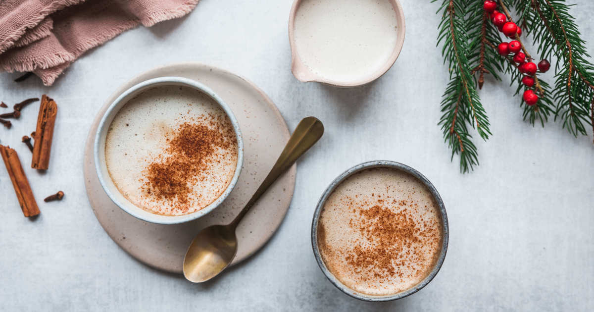 ØKOLOGISK KAFFE MED JULEKRYDDERIER OG HJEMMELAVET HAVREDRIK